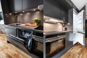 Um frigorífico/congelador grande, um micro-ondas, um forno 