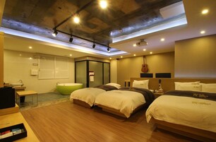 Quarto triplo família | Roupas de cama premium, edredons de pluma, escrivaninha