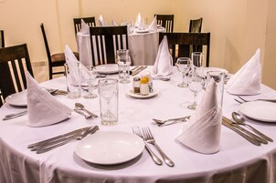 Pequenos-almoços servidos, cozinha local e internacional 