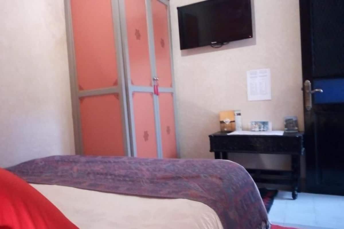 Quarto Duplo Económico, não fumadores | Roupa de alta qualidade, cortinas/cortinados opacos, Wi-fi grátis