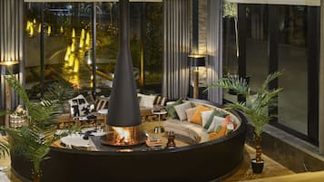 2 bares/lounges, um bar junto à piscina