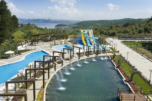 3 piscinas interiores, piscina exterior sazonal, guarda-sóis