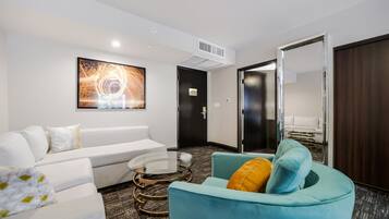 Quarto Júnior, 1 cama king-size e sofá-cama, casa de banho privativa (Self check-in) | Sala de estar | Smart TV de 55 polegadas com canais digitais, televisor