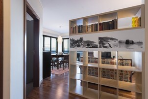 Apartamento, 1 quarto, terraço, vista para o oceano | Sala de estar | TV de ecrã plano
