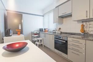 Apartamento, 1 quarto, terraço, vista para o oceano | Cozinha privada | Um frigorífico/congelador grande, um micro-ondas, um forno 
