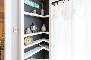 Apartamento Standard em Condomínio Fechado, 2 quartos, não fumadores, vista para a piscina (Condo 1) | Sala de estar | Smart TV de 36 polegadas com canais por cabo, televisor 