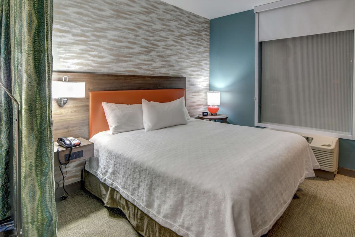Suite, 1 cama king-size, acessível (Mobility & Hearing, Roll-in Shower) | Cofre no quarto, ferro/tábua de engomar, Wi-fi, roupa de cama fornecida