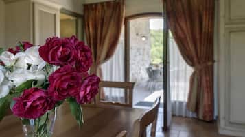 Apartamento, 2 quartos | Cozinha privada | Um frigorífico/congelador grande, um micro-ondas, uma placa de cozinha