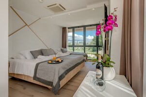 Quarto Triplo Superior | Roupa de alta qualidade, camas de colchão Tempur-Pedic, minibar 