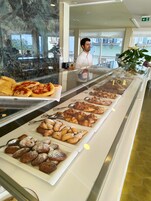 Café da manhã com buffet grátis todos os dias