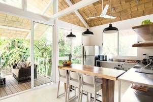 Um frigorífico/congelador grande, um micro-ondas, uma placa de cozinha