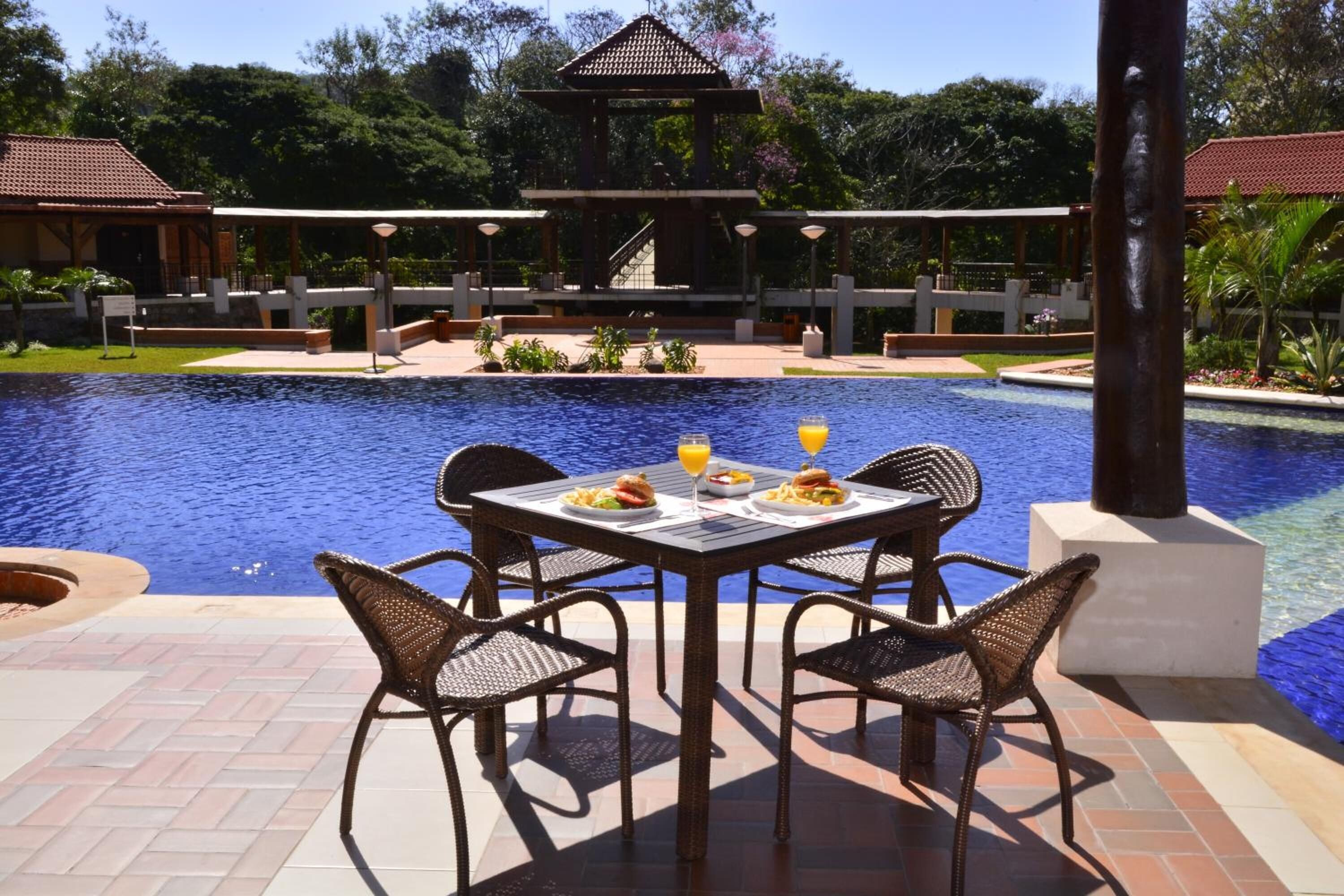 Piscina externa, espreguiçadeiras