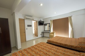 Quarto Duplo Standard, 2 camas queen-size | Ferro/tábua de engomar, Wi-fi grátis, roupa de cama fornecida 