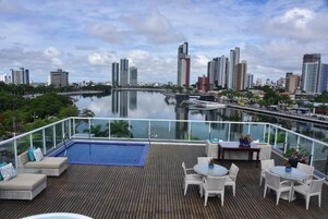Terraço com espreguiçadeiras