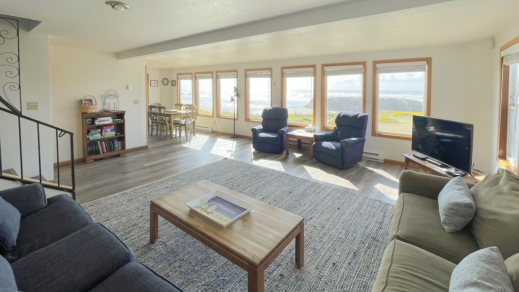 The Beachcomber: Oceanfront With Private Beach Access And Spectacular Views! - Bandon, OR