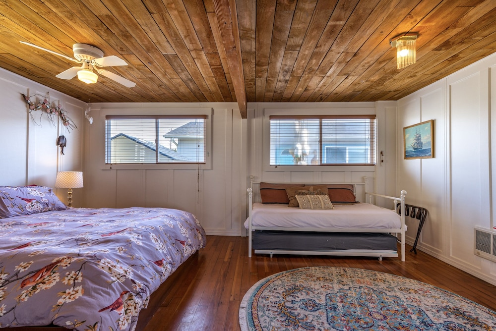 Hot Tub, View, Walk To Beach, Wifi, Bbq - Pacific Beach, WA