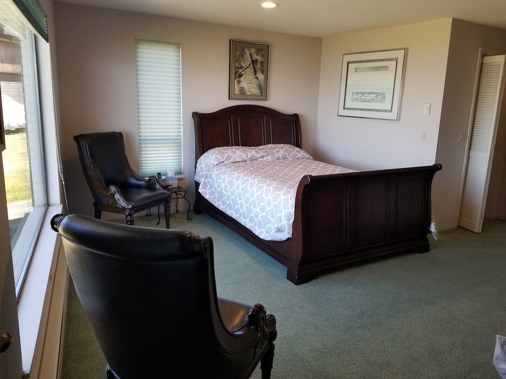 Beautiful No Bank West Beach Waterfront Home - Port Townsend, WA
