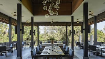 Pequenos-almoços, almoços, jantares servidos, junto à piscina