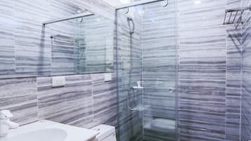 Quarto quádruplo standard | Banheiro | Produtos de toalete grátis, secador de cabelo, chinelos