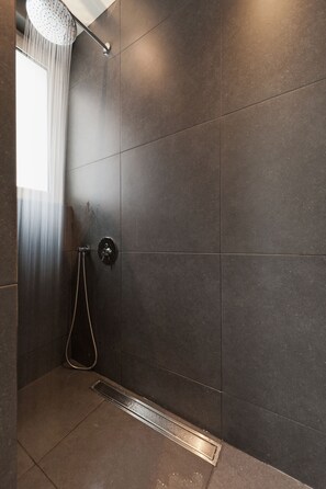 Apartamento, 2 quartos, vista para a cidade | Banheiro | Chuveiro, chuveiro com efeito de chuva, produtos de toalete grátis