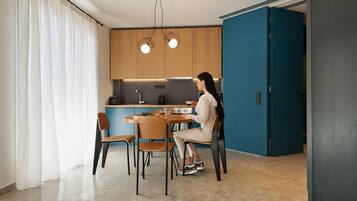 Apartamento, 2 quartos, Vista para a cidade | Refeições no quarto