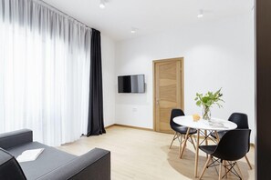 Apartamento club | 1 quarto, cofres nos quartos, escrivaninha