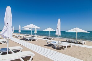 Praia particular, espreguiçadeiras, toalhas de praia 