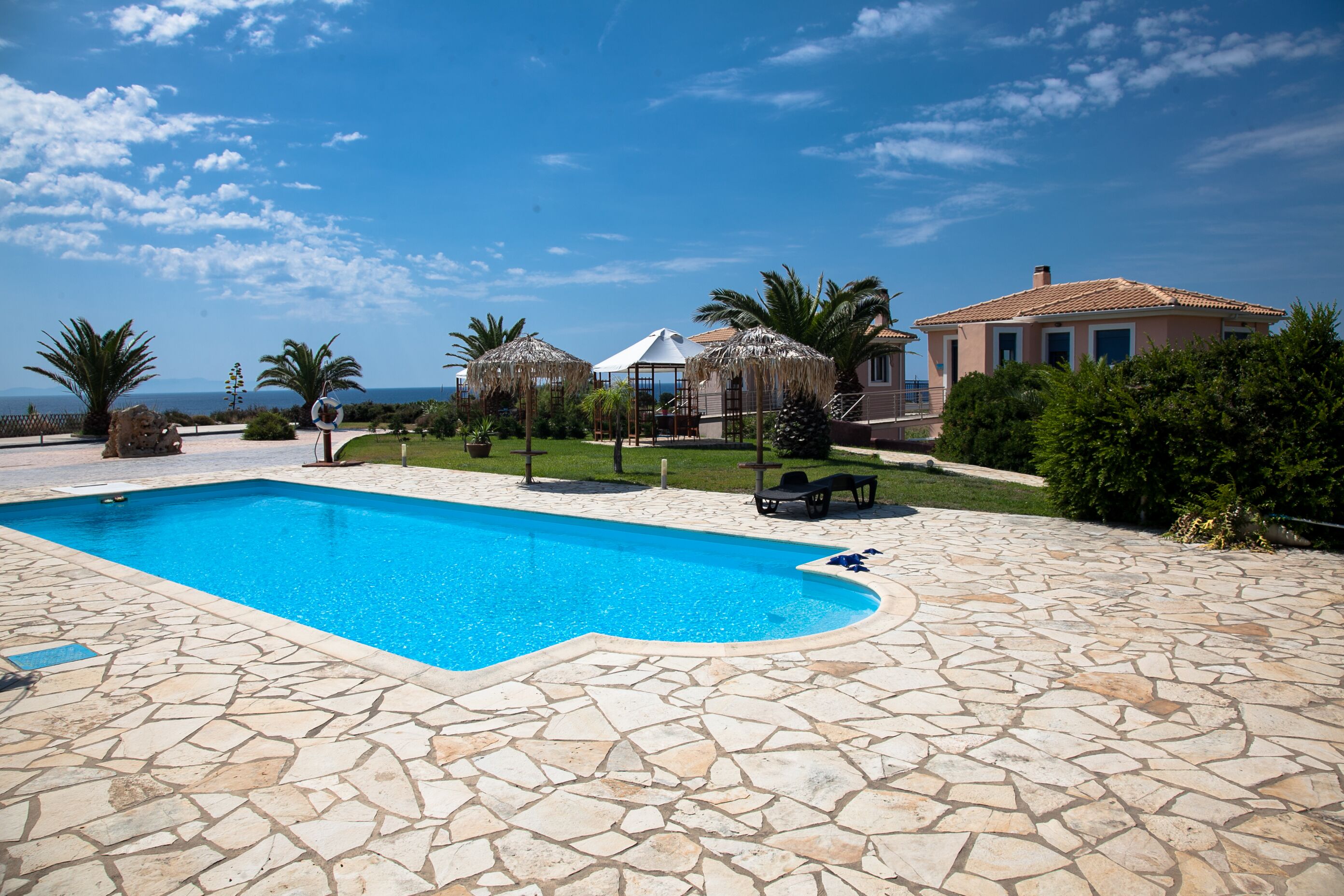 Piscina externa sazonal, funciona das 6h às 23h, barracas de cortesia