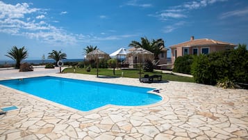Piscina externa sazonal, funciona das 6h às 23h, barracas de cortesia