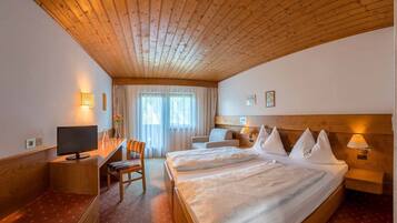 Quarto Duplo Premium | Minibar, secretária, secretária adequada para computadores portáteis