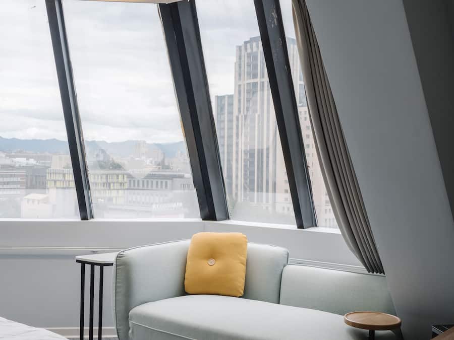 Quarto Duplo Deluxe, Vista para a cidade | Sala de estar | Televisor LED de 32 polegadas com canais por cabo, televisor