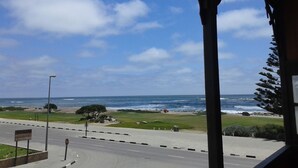 Uma estrada costeira com vista para o oceano e a praia.