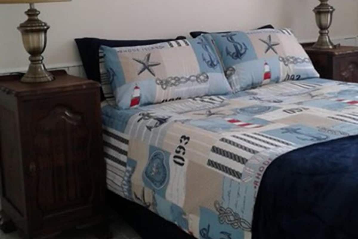 Escrivaninha, quartos à prova de som, Wi-Fi de cortesia, roupa de cama