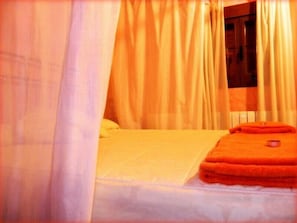 Quarto casal superior, banheira de hidromassagem | Camas extras/dobráveis (sobretaxa), Wi-Fi de cortesia, roupa de cama