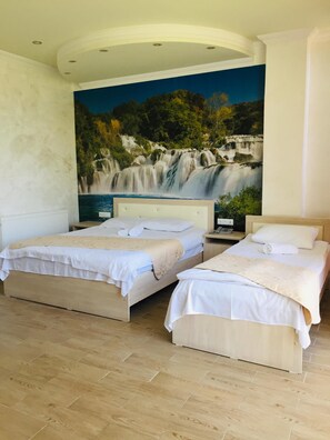 Quarto Familiar | Roupa de alta qualidade, cofre no quarto, secretária 