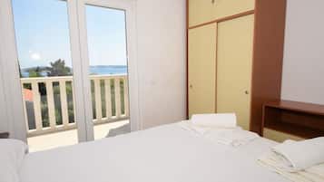 Apartamento superior, vista para o mar | Quartos à prova de som, ferros/tábuas de passar roupa