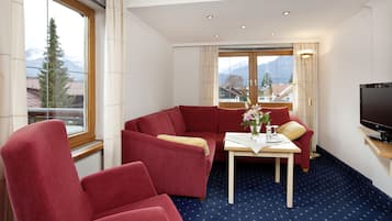 Apartamento família, vista para a montanha | Roupas de cama antialérgicas, frigobar, cofres nos quartos