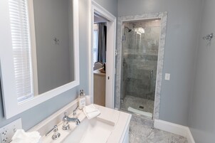 Quarto Signature, 1 cama king-size, no rés do chão | Casa de banho | Um polibã, produtos de higiene exclusivos, um secador de cabelo 