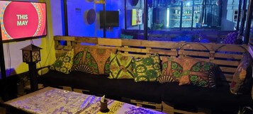 Pequenos-almoços, almoços, jantares servidos, cozinha local 