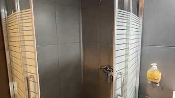 Estúdio | Banheiro | Chuveiro, chuveiro com efeito de chuva, secador de cabelo