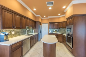 Condo, 3 quartos | Cozinha privada | Geladeira, micro-ondas, fogão, cooktop