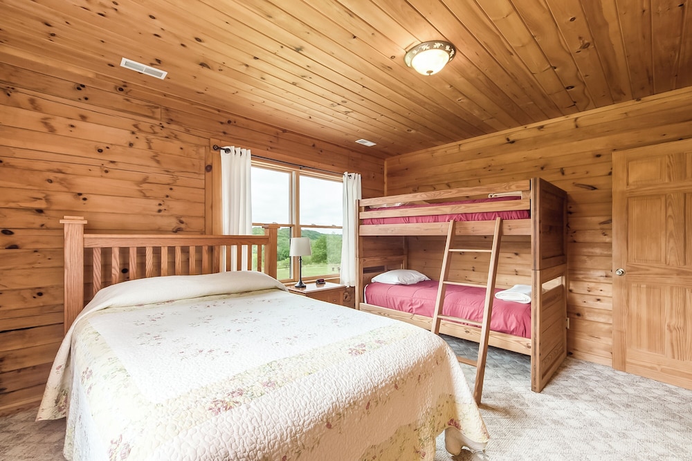 Cedar Hill Lodge 7 Bedroom Lodge Up To 30 Guests, 65 Acres 1/2 Mile From Old Man's Cave - Logan, OH