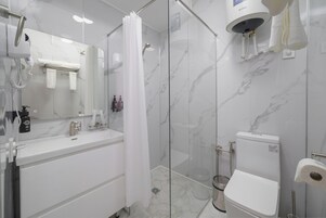 Quarto casal ou duplo superior, 1 quarto | Banheiro | Chuveiro, produtos de toalete grátis, secador de cabelo 