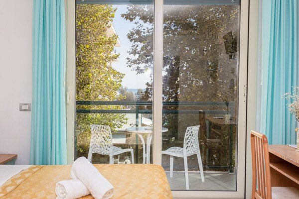 Gadames Hotel - Lunch On The Beach - Milano Marittima