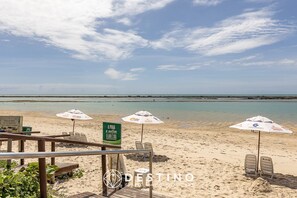 Apartamento | Praia | Na praia, areia branca, espreguiçadeiras, guarda-sóis 