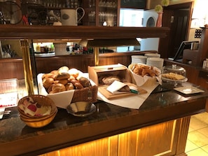 Café da manhã com buffet grátis todos os dias