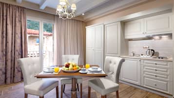 Suite Premium, vista para a montanha | Cozinha privada | Um frigorífico, uma cafeteira/bule