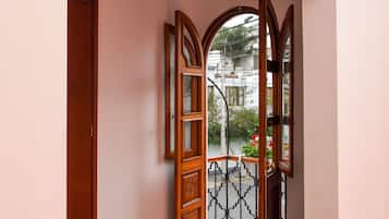 Quarto Duplo Standard, 1 cama king-size, Vista para a cidade | 1 quarto, ferro/tábua de engomar, Wi-fi grátis, roupa de cama fornecida