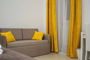 Quarto quádruplo, banheiro privativo | Individualmente decorados, individualmente mobiliados, escrivaninha