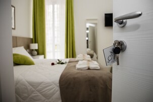 Quarto casal, sacada | Individualmente decorados, individualmente mobiliados, escrivaninha